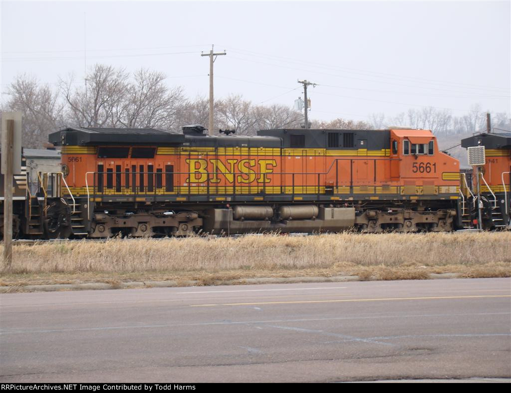 BNSF 5661